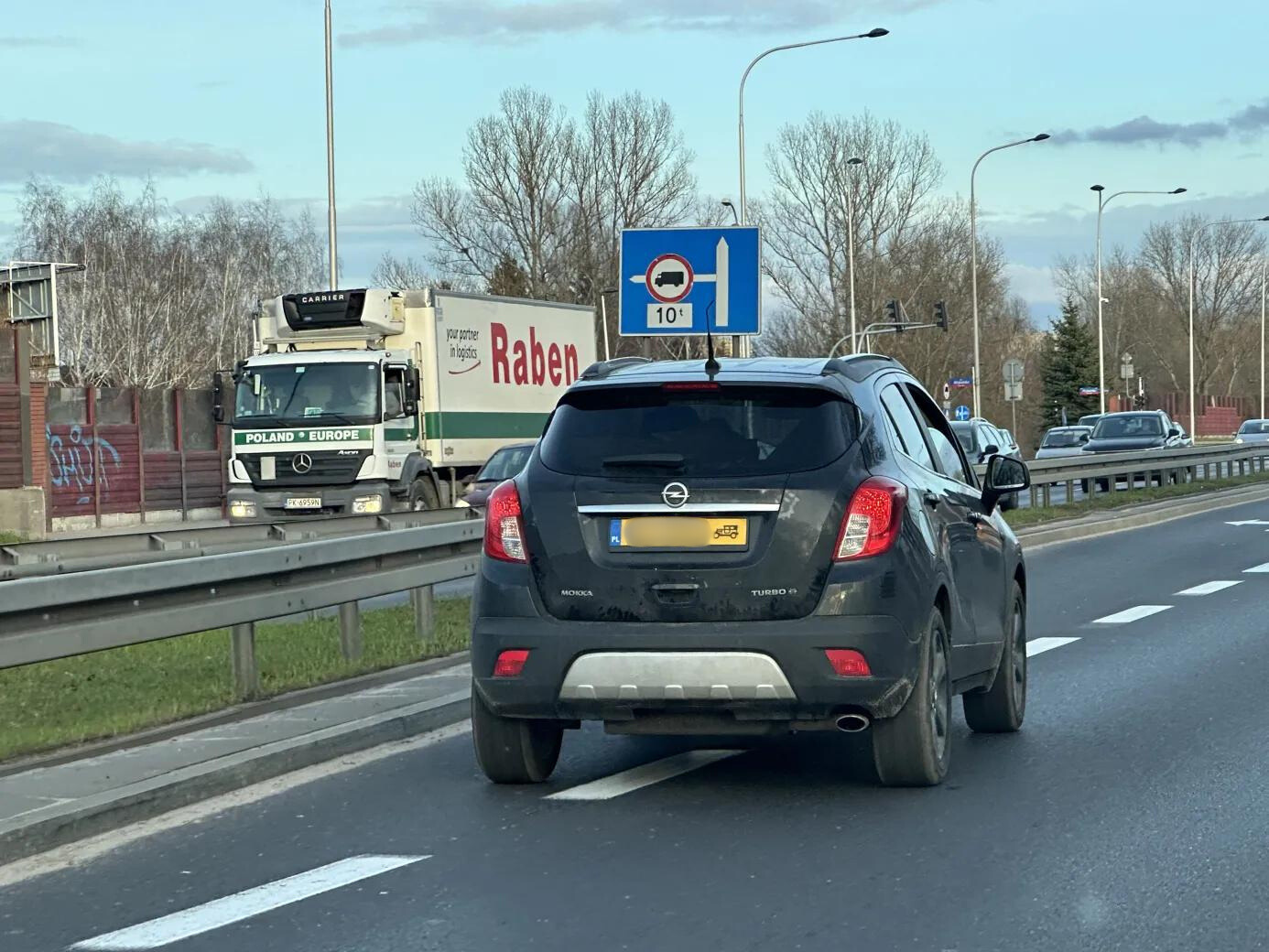 Żółte tablice w nowych autach – dlaczego je widzimy?